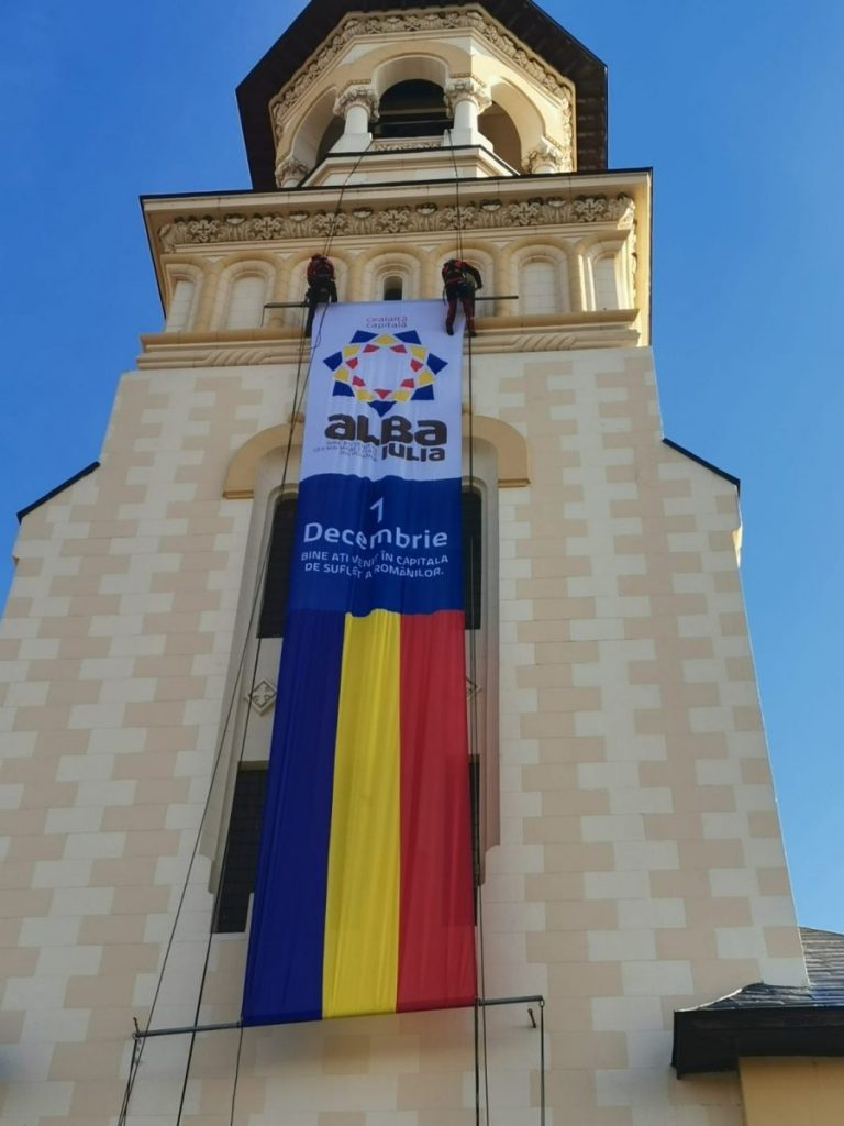 Drapelul național, arborat pe Catedrala Reîntregirii Neamului din Alba ...