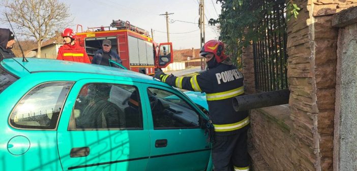 Accident la Hăpria. Un autoturism a intrat într-o țeavă de gaz metan