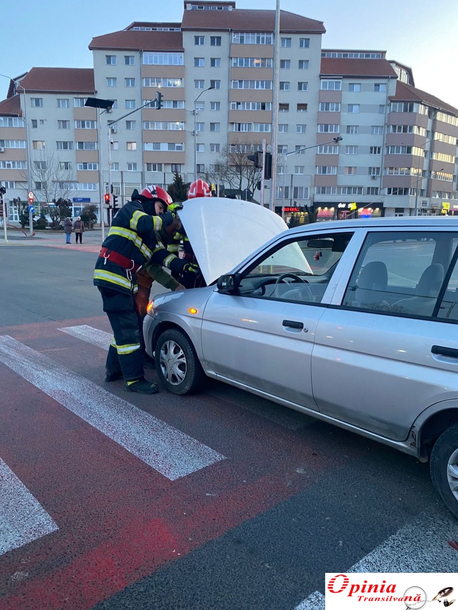 Accident rutier în Alba Iulia, zona stadion: Două persoane rănite, intervenție de urgență a ...